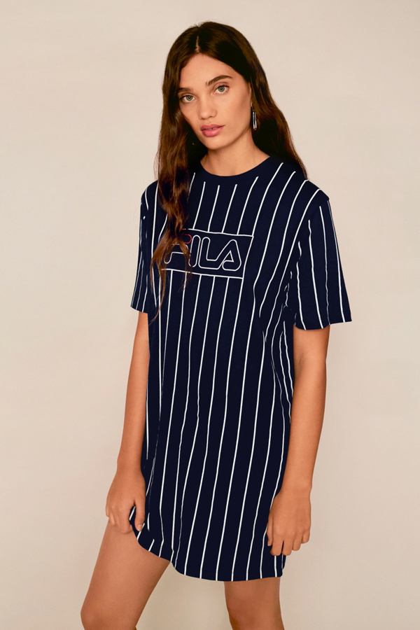 FILA - Robe t-shirt à rayures verticales bleu marine | Urban Outfitters